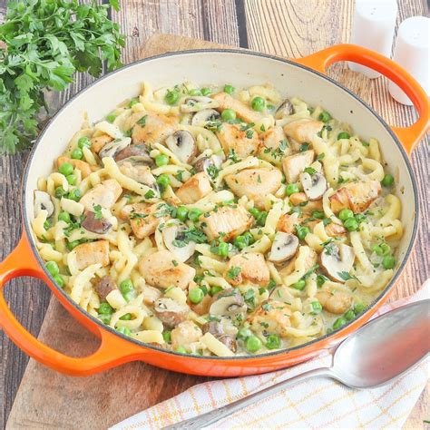 Hähnchen Spätzle Pfanne mit Champignons und Erbsen We love Geflügel