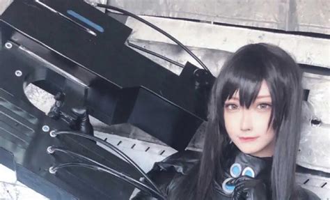 コスプレイヤー待つなの自作造型巨大武器の迫力