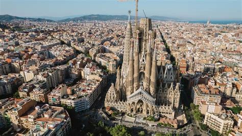 Sagrada Familia Jej budowa trwa 140 lat Jest data ukończenia słynnej