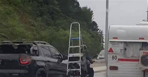 Motociclista é flagrado carregando escada na rodovia SC 401 em