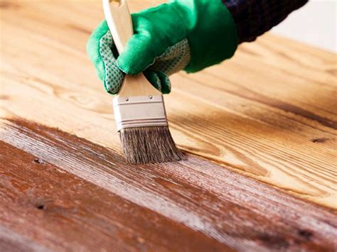 Cuál es la diferencia entre un barniz y un protector de madera