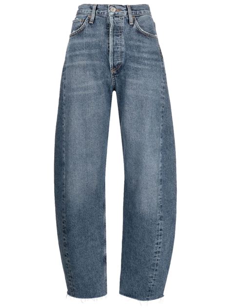 Cómo llevar jeans con el ruedo doblado en Primavera Verano 2024 según