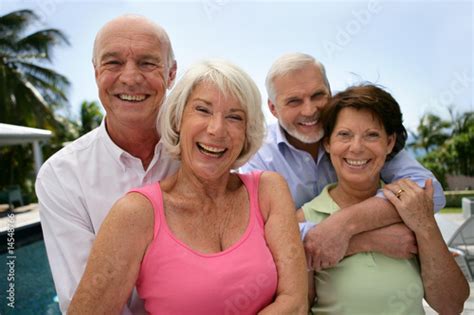Deux Couples De Retraités Souriants Photo Libre De Droits Sur La Banque Dimages