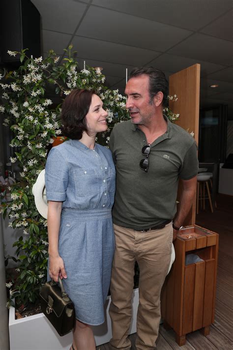Photo Jean Dujardin et sa femme Nathalie Péchalat au village lors des