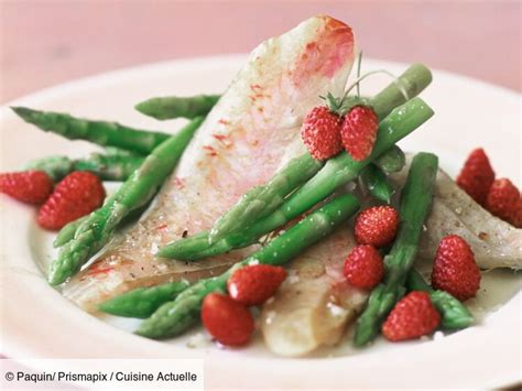 Filets de rougets fumés aux asperges et aux fraises des bois facile