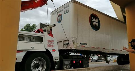 Se desprende caja de tráiler debajo del puente vehicular en el
