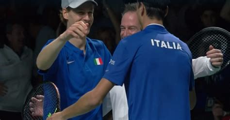 Sinner e Sonego stendono Djokovic l Italia è in finale di Davis dopo