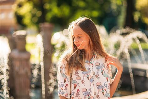 Adolescente Blonde Dans Un Chemisier Blond Jouant Avec Ses Cheveux Sur