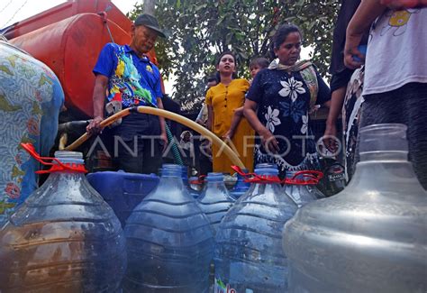 Pembagian Air Bersih Untuk Warga ANTARA Foto