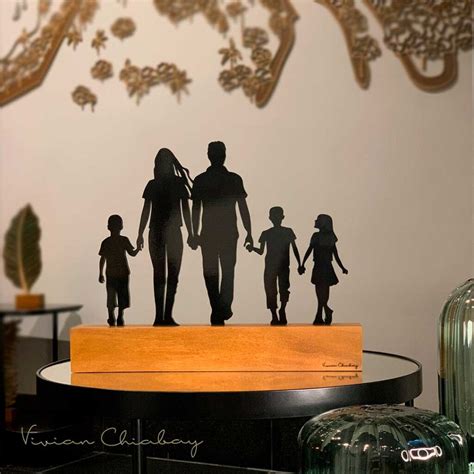 Troféu Silhueta Família Casal Dois Filhos e Filha Pequenos Vivian