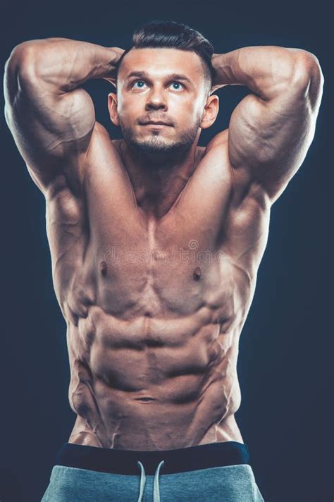 Hombre Atl Tico Fuerte Modelo De La Aptitud Que Muestra Su Cuerpo