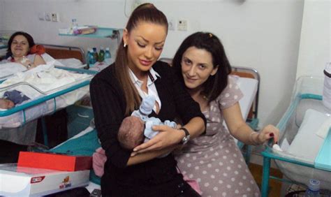 Bianca Dragusanu Asa Cum Nu Ai Mai Vazut O Niciodata Tine La Piept Un