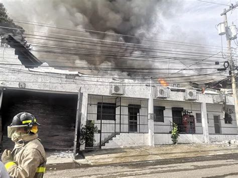 Voraz Incendio Consume Viviendas Y Deja A Familias Durmiendo En