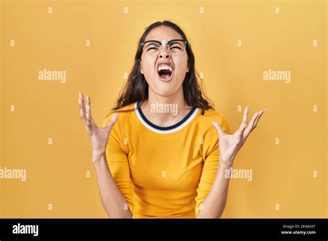 Mujer Joven Brasile A Usando Gafas Sobre Fondo Amarillo Loco Y Enojado
