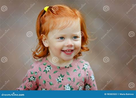 Petite Belle Petite Fille Rousse Souriant Heureusement Dans Le R Sum