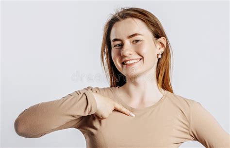 Linda Jovem Morena Sorrindo E Apontando Seus Dedos Para O Lado Em Um