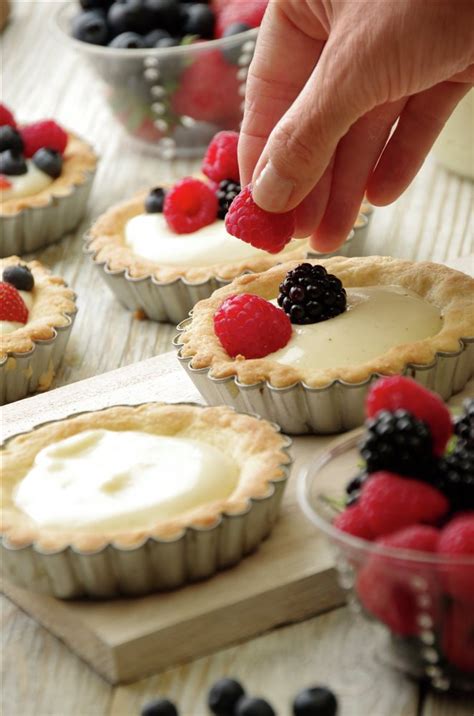 Tartaletas Mini Con Crema Y Frutas Rojas