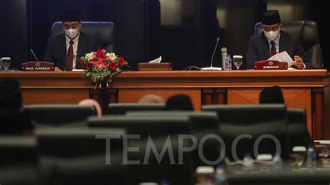 Gaya Anies Baswedan Saat DPRD DKI Gelar Rapat Paripurna Pemberhentian