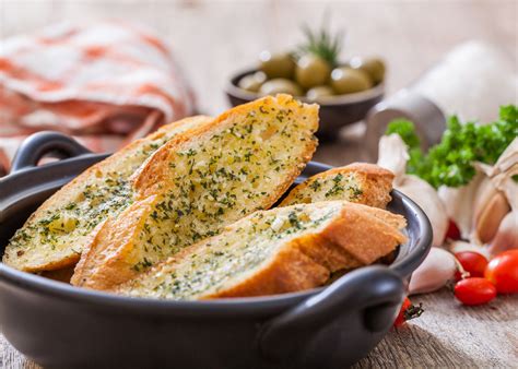 Pão de alho caseiro duas receitas simples e muito sabor