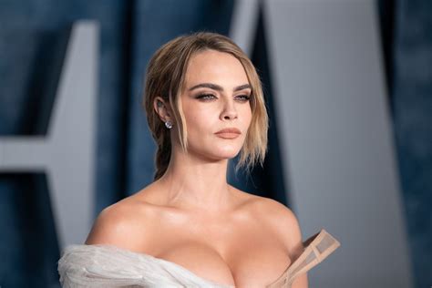 Cara Delevingne Looks Unrecognizable With Brunette Hair And Blunt Bangs
