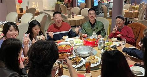 Họp lớp có 25 người nhưng 51 người đi ăn tiệc lớp trưởng rút ví bao