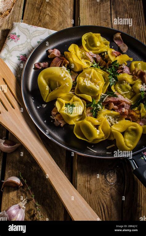 Pâtes tortellini faits maison à partir de farine de semoule farcies au
