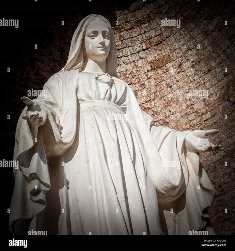 Estatua de piedra blanca de Santa María Fotografía de stock Alamy