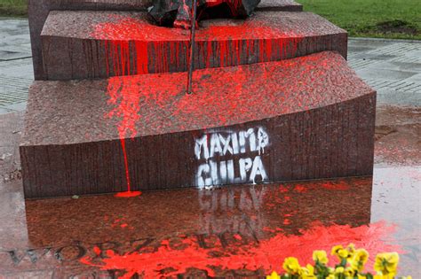 Pomnik Jana Pawła II oblany farbą Na cokole został napis ZDJĘCIA