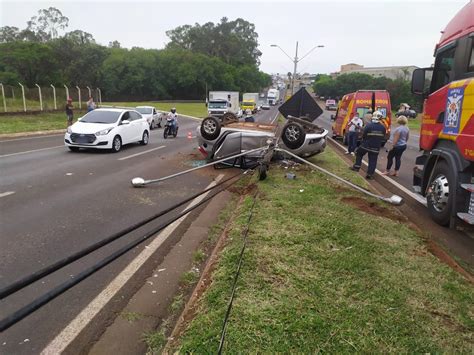 Mulher fica ferida em acidente entre carro e caminhão na BR 369 em