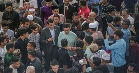 Anwar Solat Jumaat Di Masjid UNITEN Berita Harian