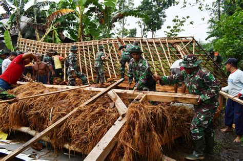 FOTO Puluhan Rumah Di Madiun Rusak Akibat Angin Kencang