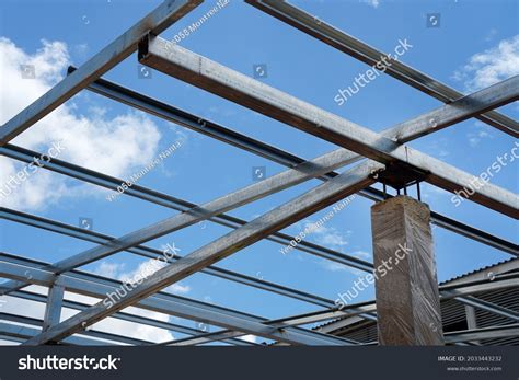 Connecting Steel Roof Trusses Concrete Columns Foto Stock 2033443232