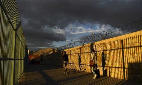 Texas construye su propio muro en la frontera con México