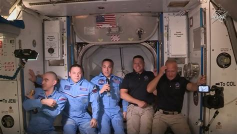Vid Os Les Premiers Astronautes Transport S Par Spacex Sont Entr S