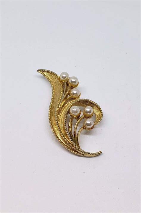 Vintage Lisner Gold And Crystal Rhinestone Brooch Gem