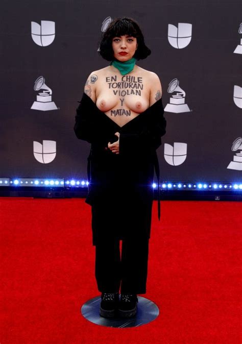Mon Laferte Se Desnuda Como Protesta En Los Latin Grammy Mendovoz
