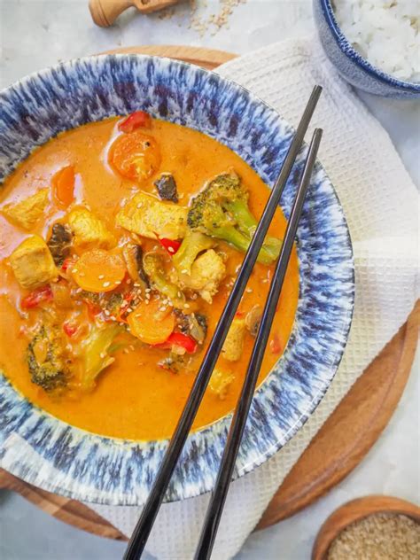 Rotes Thai Curry mit Hähnchen Kokosmilch und Gemüse Rezept