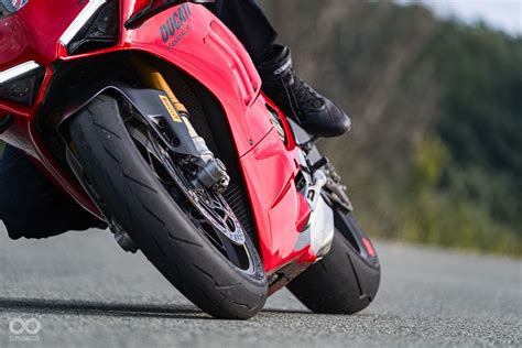 市售最強性能胎 新版大閃電強勢再臨 源自頂尖賽事的完美工藝Pirelli Diablo SUPERCORSA V4 SUPERMOTO8