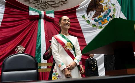 Con flores bordadas a mano así es el vestido que Sheinbaum usó en la