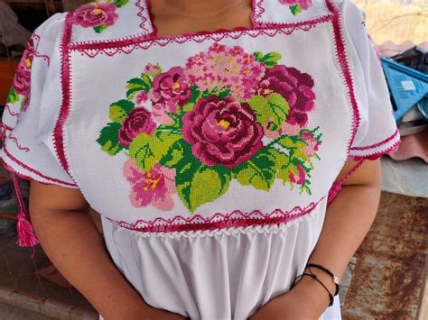 Ropa típica de San Andrés Tzirondaro