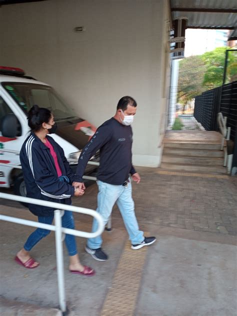 Mulher Presa Ap S Jogar Leo Quente No Companheiro Em Ara Atuba