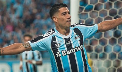 Suárez marca três em estreia Grêmio goleia São Luiz e conquista a