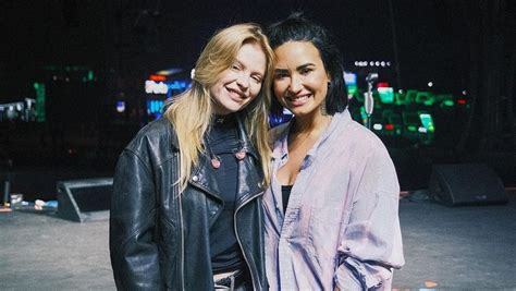 Luísa Sonza abre álbum de fotos inéditas Demi Lovato em palco do