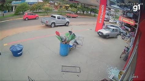 V Deo Homem Passa Mal Perde Controle De Carro Bate Em Loja E Morre
