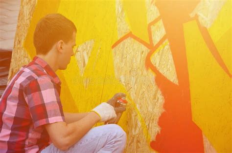 Um Artista Ruivo Novo Dos Grafittis Pinta Um Grafitti Novo No Imagem De