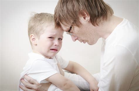 Por qué deberías dejar de decirle a tus hijos no pasa nada cuando lloran