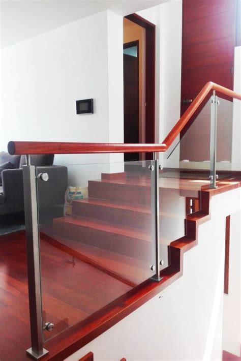 Baranda De Acero Inoxidable Con Vidrio Templado Y Pasamano De Madera