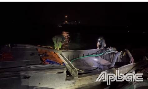 Bắt quả tang 2 phương tiện khai thác cát trái phép Báo Ấp Bắc điện tử