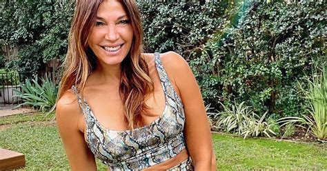 Catherine Fulop posó con una micro bikini y una vista magnífica