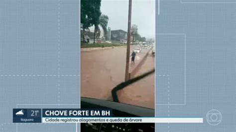 Vídeo Chuva provoca alagamentos e queda de árvores em BH MG2 G1